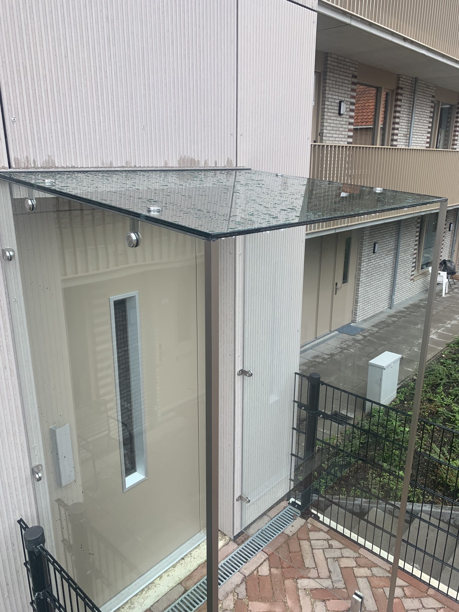 Afdak buitenlift appartement | Alverre. Grenzeloos in glas.